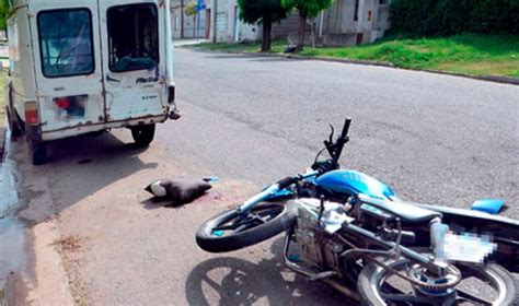 Un Motociclista Herido Tras Chocar Con Un Utilitario Estacionado