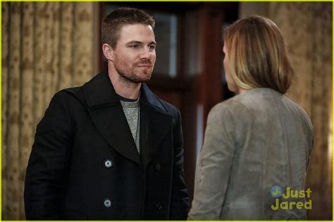 Do Katie Cassidy And Stephen Amell Get Married On Arrows 100th Episode