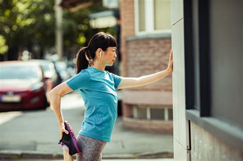 도시 거리에서 조깅을 한 후 스트레칭을 하는 젊은 일본 여성 거리에 대한 스톡 사진 및 기타 이미지 거리 건강한 생활방식