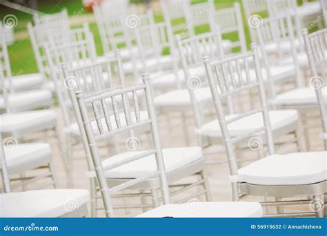 Antes De Uma Cerimônia De Casamento Cadeiras Brancas Infinitas Foto de
