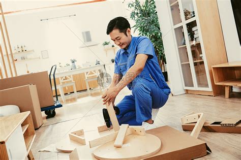 家装服务人员安装家具高清图片下载 正版图片507675568 摄图网