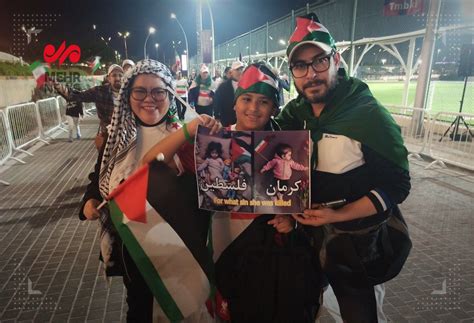 آخرین خبر عکس تصویر دو کودک قربانی توسط تروریست ها در دست هواداران