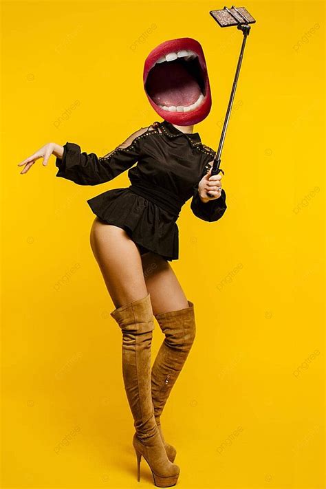 張開嘴拼貼長筒靴的腳取代了自拍中女人的頭 照片背景圖桌布圖片免費下載 Pngtree