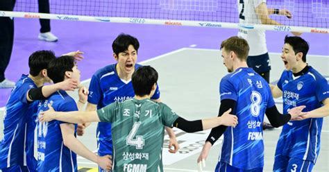 삼성화재 갈 길 바쁜 2위 대한항공에 고춧가루상대 7연패 탈출
