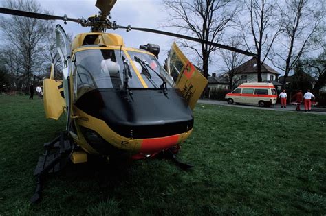 Zwei Autos krachen auf Bundesstraße zusammen Rettungshubschrauber im