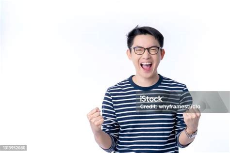 스마트 매력적인 아시아 친화적 인 남성 손 상승 명랑 한 출구 와 미소 와 신선함과 즐거운 캐주얼 블루 셔츠 초상화 화이트 배경