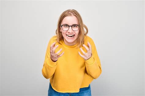 Portrait Dune écolière En Colère Criant En Se Tenant La Main Dans Un