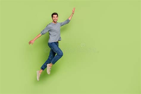 Foto Completa De Un Alegre Y Guapo Hombre Ir A Caminar Disfrutar De