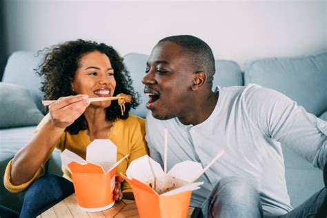 2400 Pareja Comiendo Comida China Fotografías De Stock Fotos E