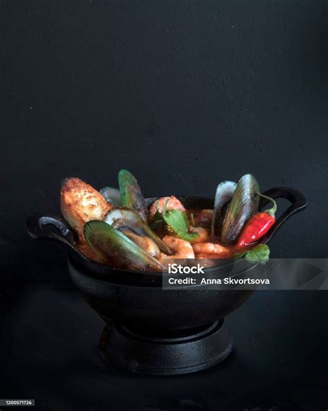 해산물 연어 필레 검은 배경에 새우와 프랑스 어 류 수프 부야 베스 전통 프랑스 요리 복사 공간 건강한 생활방식에 대한 스톡 사진 및 기타 이미지 Istock