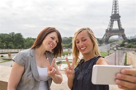 두 여행 여자대표 캡처 여름 순간을 파리eiffel Tower 2015년에 대한 스톡 사진 및 기타 이미지 2015년 2명