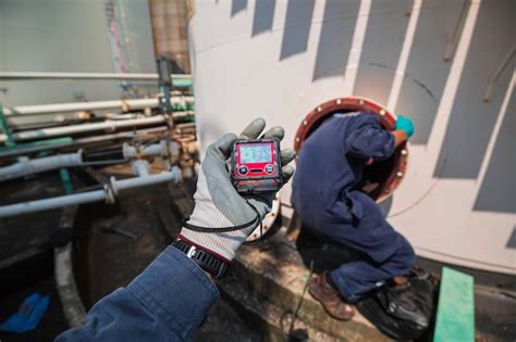 Mano Del Trabajador Que Sostiene La Prueba De Gas De Seguridad De