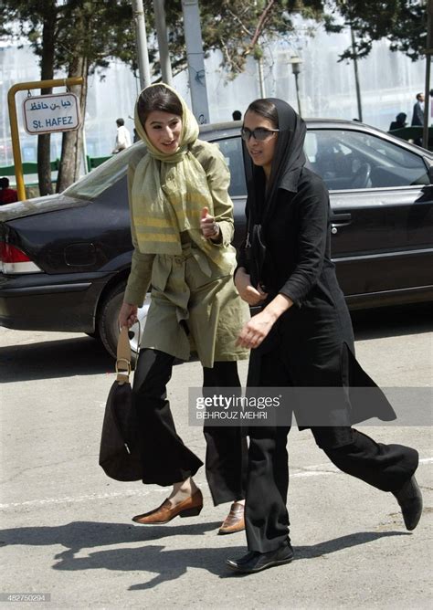 زنان ایرانی در خیابانی در تهران راه می‌روند، 23 تیر 1383 طرفداری