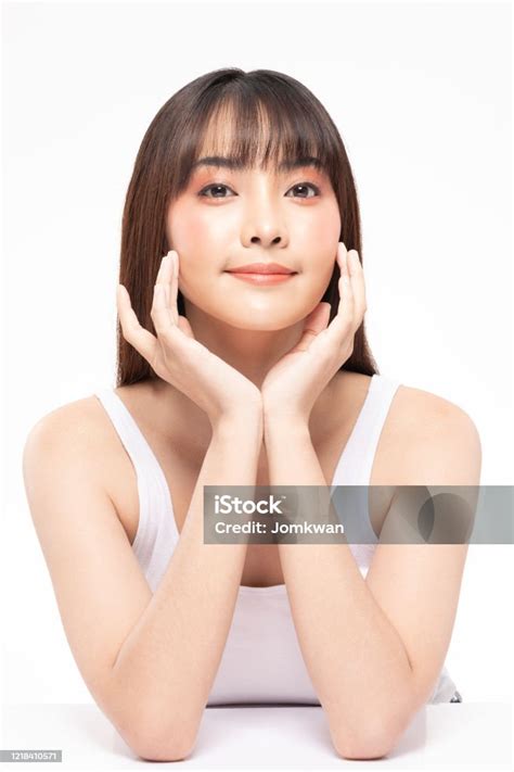 젊은 아름다운 아시아 여성은 깨끗하고 신선한 피부 행복과 긍정적 인 감정과 명랑 흰색 배경 뷰티 화장품 및 스파 트리트먼트