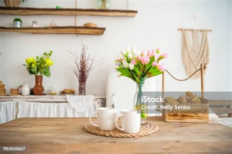 아침 식사 컵과 과일 테이블에 봄 튤립 밝은 소박한 스타일의 부엌에서 나무 테이블입니다 부엌의 내부 스칸디나비아 스타일 0명에 대한 스톡 사진 및 기타 이미지 Istock