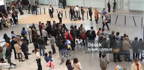 도착 후 리마 공항 출구 구역 페루에서 누군가를 기다리는 사람들 2021년에 대한 스톡 사진 및 기타 이미지 2021년