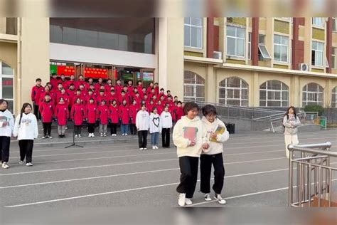 《孤勇者》唱出了每个孤独者的心声告诉我们不管身处暗巷还是绝望，不管是逆风还是绝境暗巷心声勇者