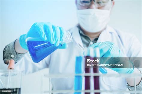 과학 실험 과학 개념 동안 도구를 들고 하는 장비와 과학자 Dna에 대한 스톡 사진 및 기타 이미지 Dna Stem 주제