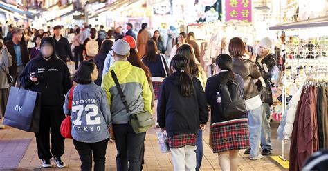 수능날 인파로 북적이는 홍대 거리