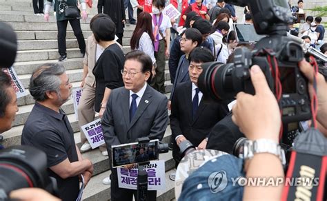 이재명 대표와 이태원참사 유가족 연합뉴스