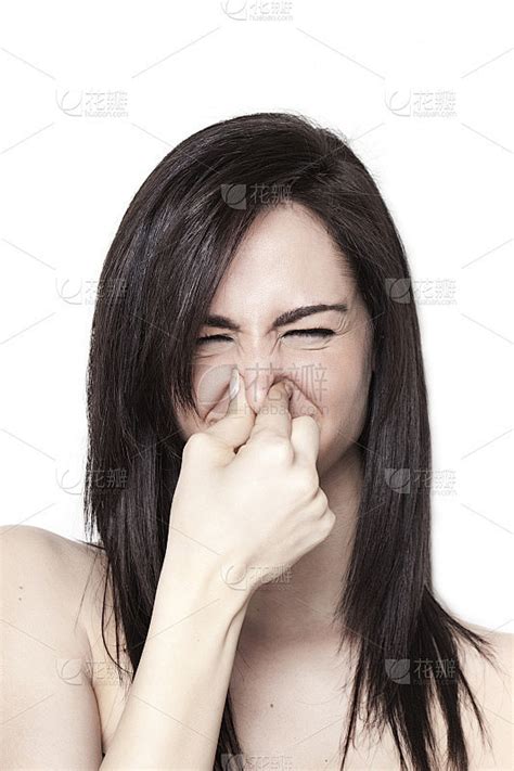 女孩闻到一股难闻的气味
