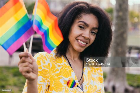 Lgbtqia 평등권을 위한 팻말을 들고 거리에서 포즈를 취하는 여성 활동가 20 24세에 대한 스톡 사진 및 기타 이미지