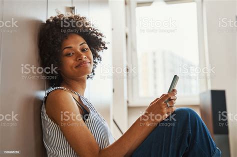 기뻐하는 아프리카 계 미국인 여자 와 그녀의 스마트 폰 앞을 보고 20 24세에 대한 스톡 사진 및 기타 이미지 20 24세