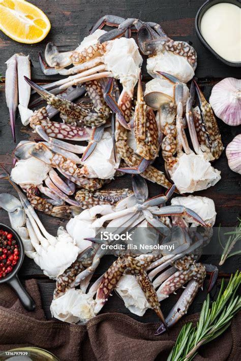 신선한 푸른 수영 게 고기 어두운 나무 배경에 상단 보기 플랫 평지 Blue Swimming Crab에 대한 스톡 사진 및 기타