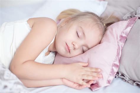 Slaap Van Het Close Up De Aanbiddelijke Meisje In Het Bed Met Gesloten