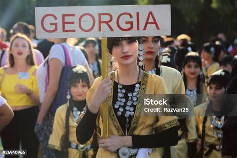국제 민속 축제 어린이 청소년 황금 물고기에 대 한 전통적인 의상에서 그루지야어 댄서 공연에 대한 스톡 사진 및 기타 이미지 공연 다문화주의 도시 Istock