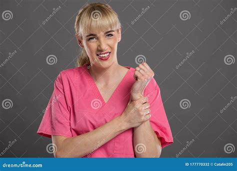 年轻漂亮女护士手腕如痛画像 库存照片 图片 包括有 职业 诊所 眼睛 医疗 培训对象 医院 177770332