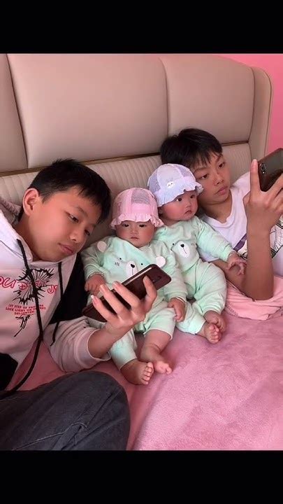 15歲的雙胞胎哥哥和7個月雙胞胎妹妹的寒假日常，看這眼神🤣直接把妹妹帶偏了哥哥帶娃模式 Youtube