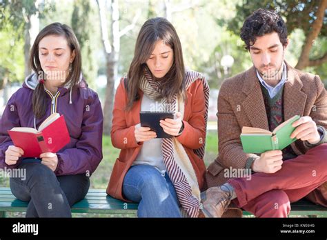Imágenes De Personas Leyendo Libros