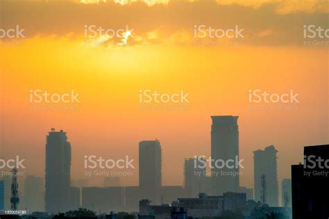 흐린 황혼의 새벽 은 인도의 몬순 동안 구르가온 뭄바이 방갈로르의 도시 경관의 태양이 숨겨져 안개 가미 하늘 스크레이퍼 여러 층 건물과 함께 촬영 0명에 대한 스톡 사진 및