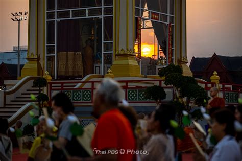 Thai Pbs ประชาชนหลั่งไหลสักการะพระบรมสารีริกธาตุ พระเขี้ยวแก้ว ณ ท้องสนามหลวง ท่ามกลาง