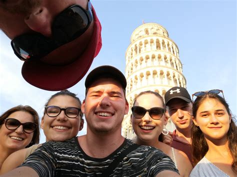 A Pííízai Ferde Torony Mai Móni