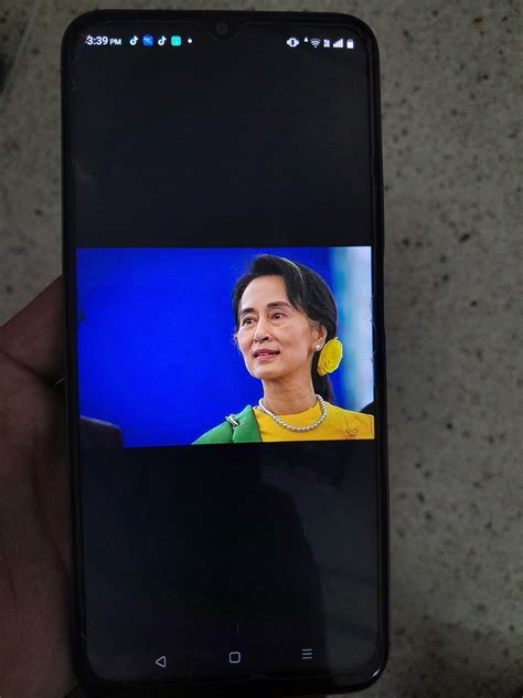 ဧရာဝတီတိုင်းတွင် ဖုန်းထဲ ဒေါ်အောင်ဆန်းစုကြည် ဓာတ်ပုံတွေရင် အကြမ်းဖက