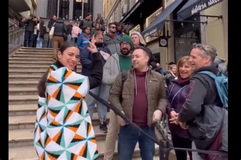 El vídeo de Blanca Paloma en Lisboa que arrasa en Twitter alguno ve qué hace la señora de morado