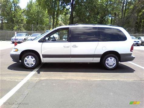 White 2000 Plymouth Grand Voyager SE Exterior Photo 48935041