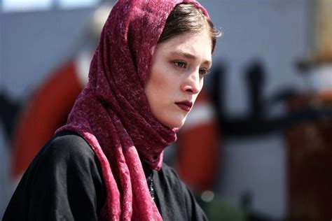 تیپ عجیب فرشته حسینی همسر نوید محمد زاده در اکران بی‌سر و صدا عکس