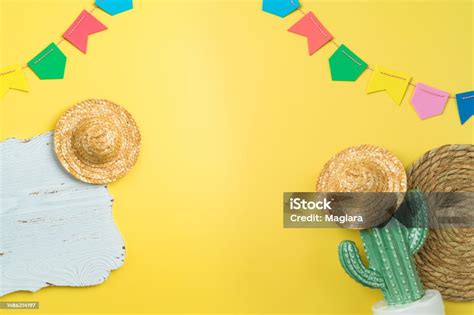 선인장 장식 농부 모자 나무 판자가 있는 Festa Junina 파티 배경 브라질 여름 추수 축제 개념입니다 위에서 본 평면도