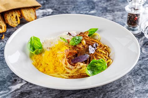 소금에 절인 노른자 향신료 바질을 곁들인 맛있는 카르보나라 파스타 지중해 요리와 이탈리아 요리 점심 식사 레스토랑 음식 대리석