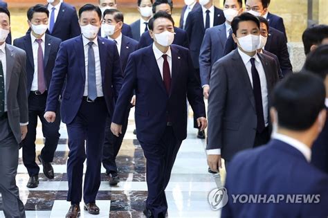 본회의장으로 이동하는 윤석열 대통령 연합뉴스