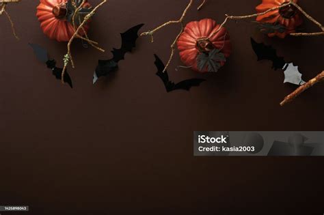 할로윈 배경 검은 박쥐 거미 호박 해골 및 할로윈을위한 잎의 무리 갈색 또는 어두운 배경에 검은 종이 박쥐 실루엣 가을 장식 할로윈 개념 상단 보기 0명에 대한 스톡 사진