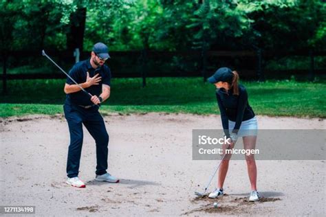 골프 레슨 골프 레슨을 받고 모래 벙커에서 노는 젊은 여성 강사에 대한 스톡 사진 및 기타 이미지 강사 골프 골프 선수 Istock