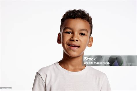 스미크 하얀 티를 입은 아프리카 어린 소년의 절반 길이의 초상화는 흰색 배경에 고립 된 감정을 표현합니다 어린이 감정 개념 아이에 대한 스톡 사진 및 기타 이미지 Istock