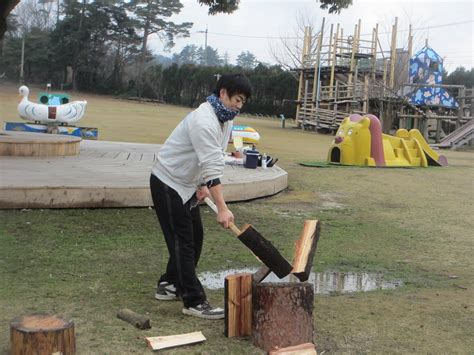 森の国 【薪割り体験】 3連休スタート♪ そして本日より3日連続のふれあいイベント。