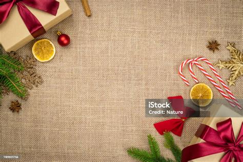 새해 이브 공입니다 린넨 질감 배경에 고립 된 크리스마스 장식 Xmas 축 하 무늬입니다 플랫 레이 디자인 공간 복사 2020
