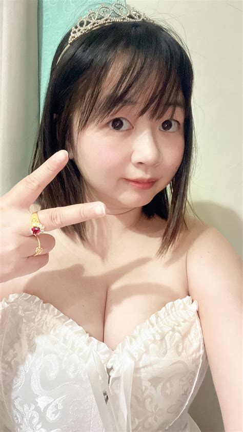 嗚嗚 你不要的舊衣服 是別人的新衣服 汰換可以去二手商店 Facebook