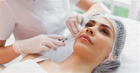 노화 방지 치료 아름다워지고 싶으면서 미용 주사를 맞고 있는 멋진 잘생긴 여자 사진 Unsplash의 노화 방지 이미지